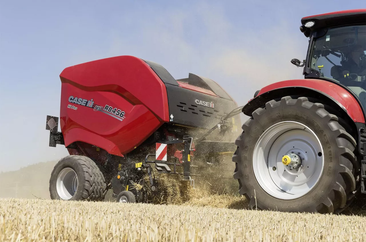 Ile bel rocznie może zrobić prasa rolująca Case IH RB 456 HD Pro?