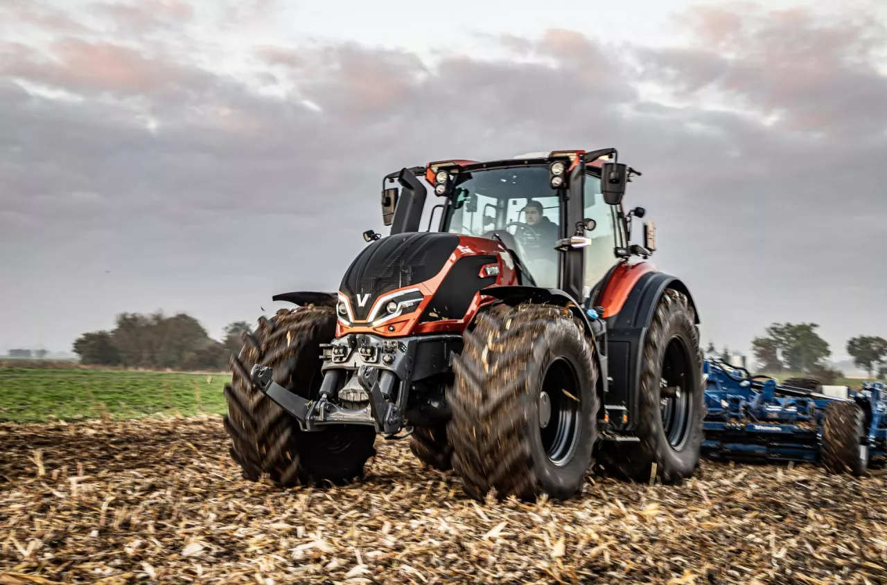 Valtra Q z funkcją SmartTurn sama jeździ po polu!