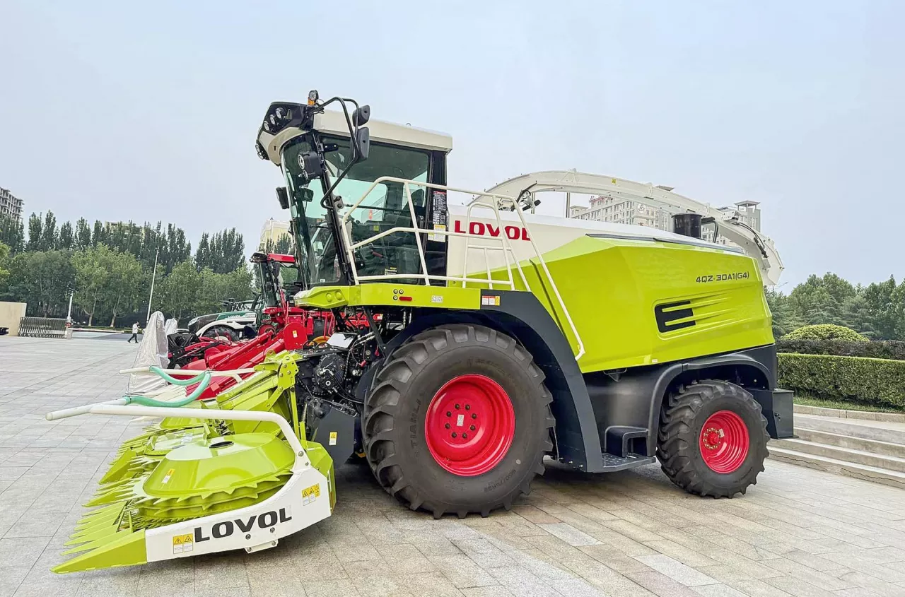 Nadciąga czwarta generacja sieczkarni polowej Lovol 4Qz 30A1 w kolorystyce Claas!