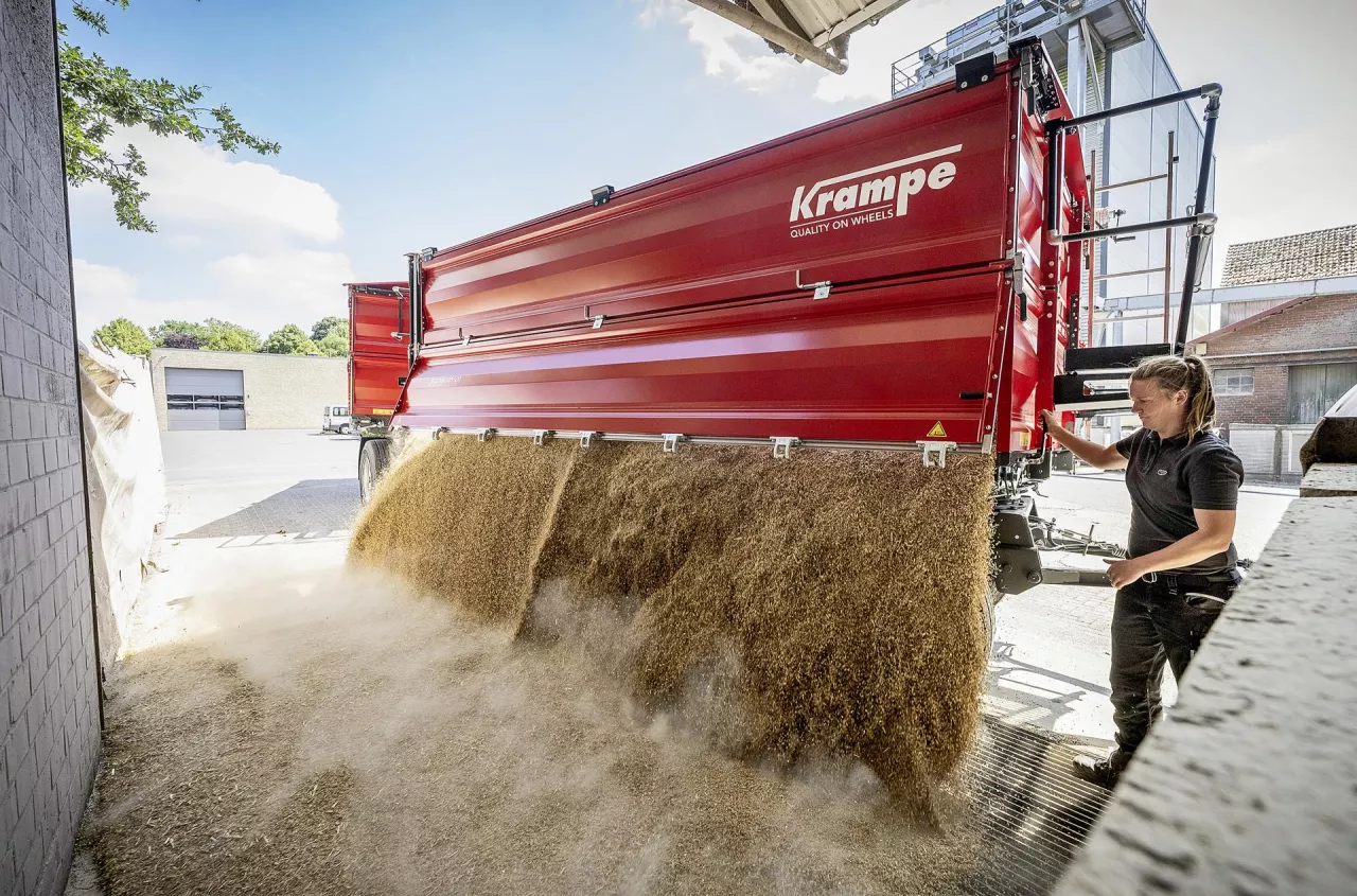 Na rynku zadebiutowała trójstronna wywrotka Krampe FlexBody 500 ZDK 18