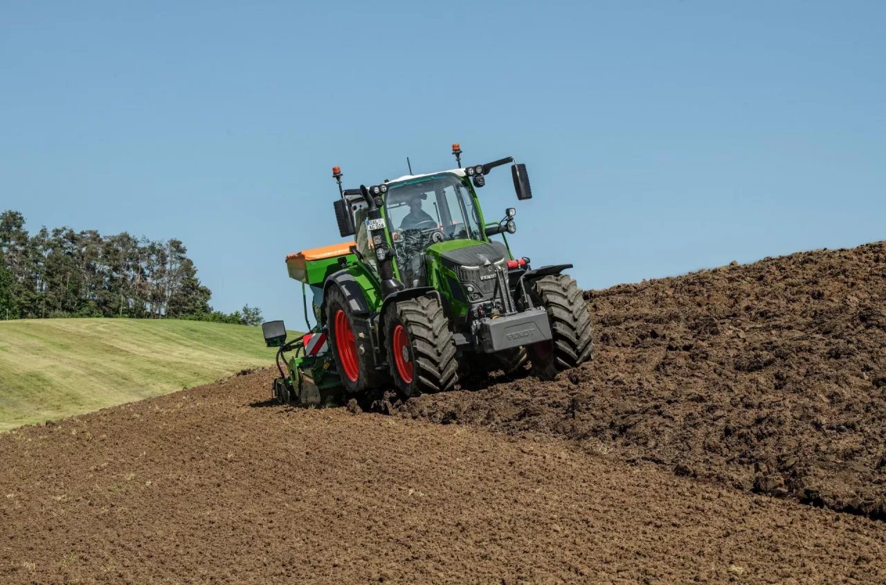 Ciągniki Fendt 500 Vario w nowej odsłonie ze ściętą maską
